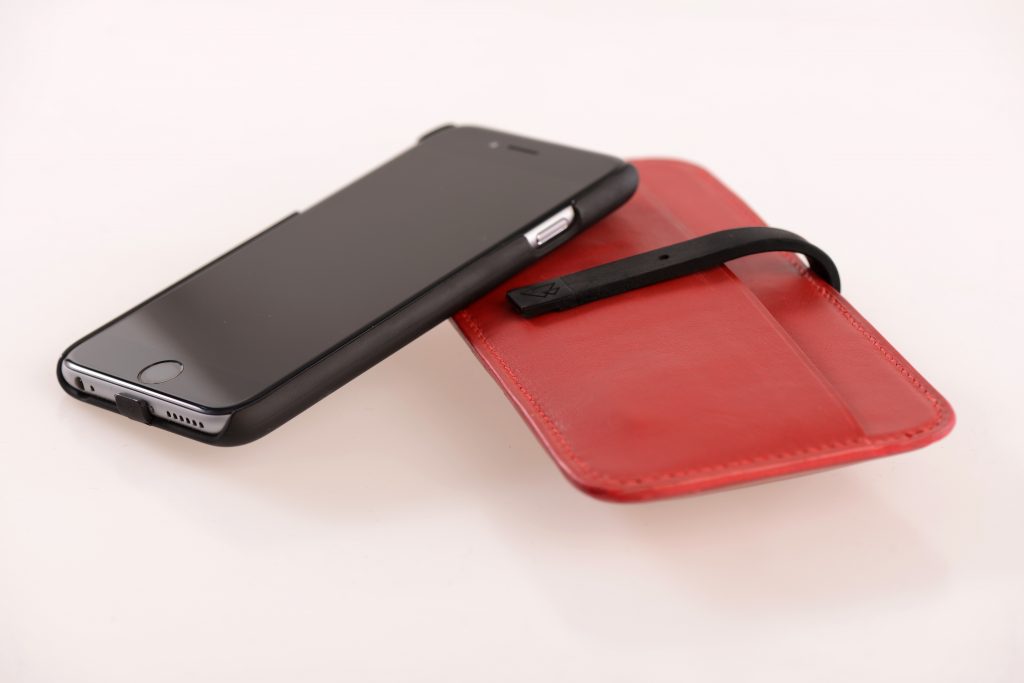 The Connected Sleeve - Charge your phone in the case! - Coolsmartphone