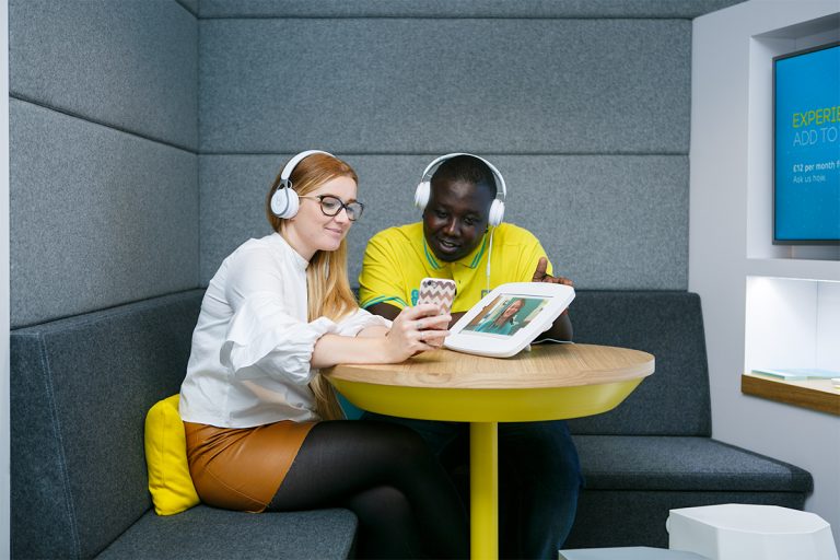 EE open up their first Showcase store - Coolsmartphone