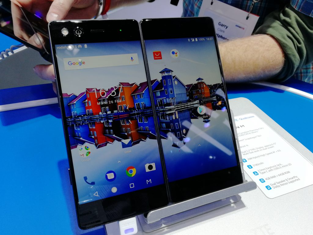 #MWC18 - ZTE Axon M hands on demo - Coolsmartphone