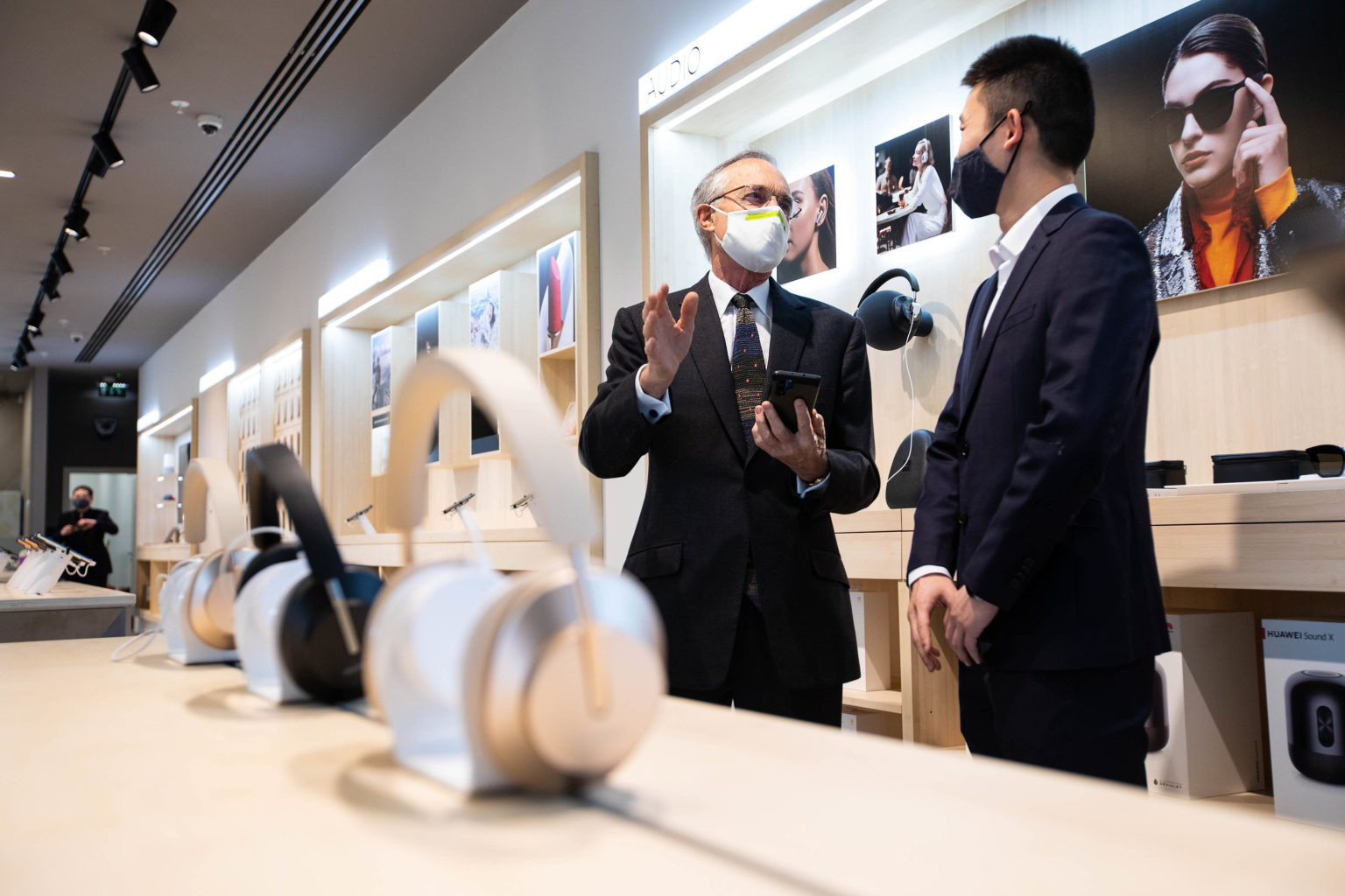 Huawei opens up a retail store in London - Coolsmartphone